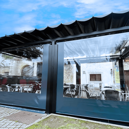 Toldo vertical transparente com guias e janela CALIX